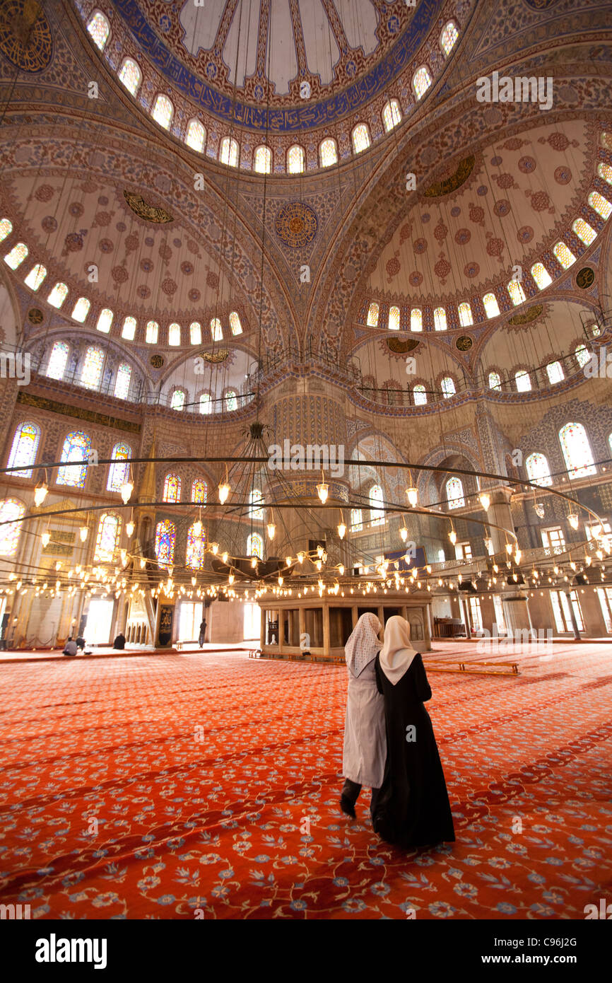 Muslim women pray in mosque hi-res stock photography and images - Alamy
