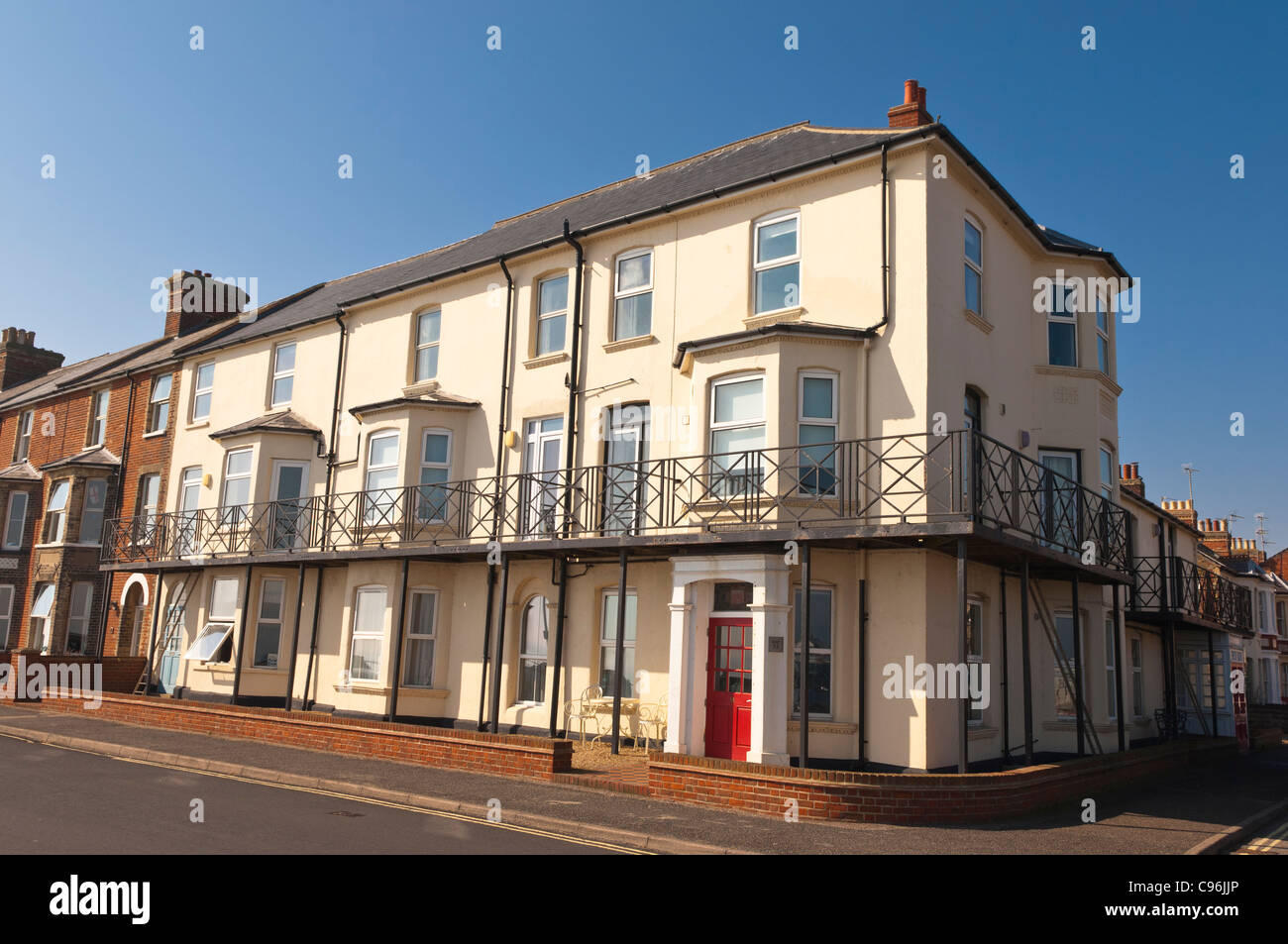 Row of terraced houses hi-res stock photography and images - Alamy