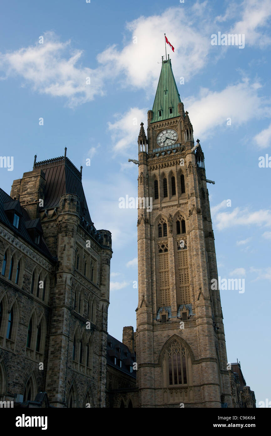 Peace tower clock with the canadian flag hi-res stock photography and ...