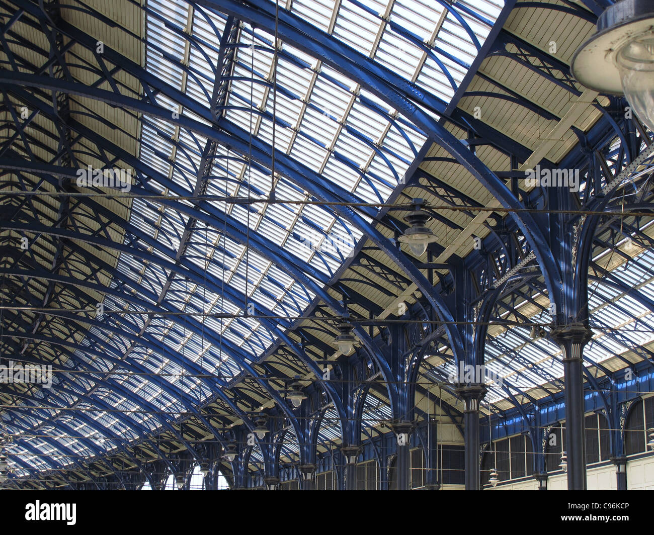 Train station roof hi-res stock photography and images - Alamy