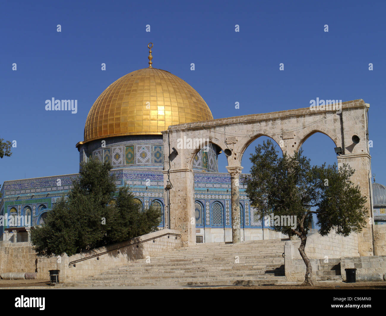 Dome of the Rock, Jerusalem, steps and gate Stock Photo - Alamy