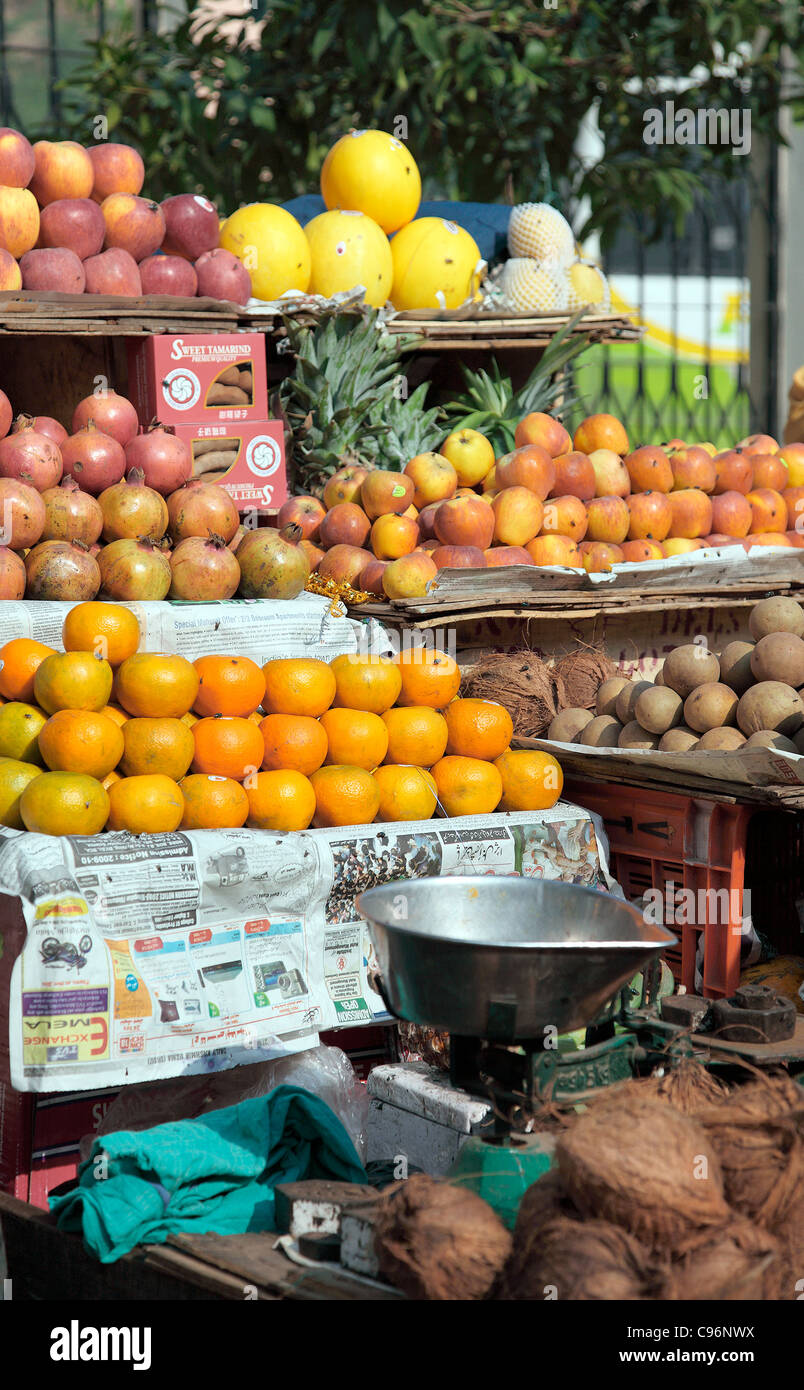Fruit fruits vendor hi-res stock photography and images - Alamy