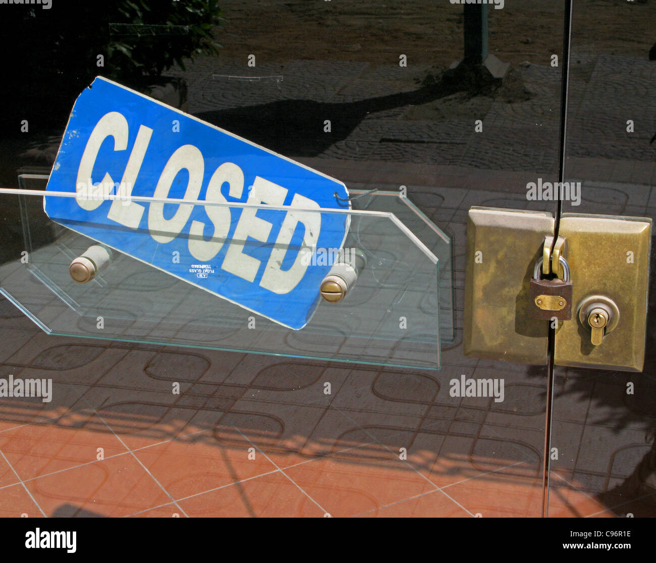 Closed sign on business door Stock Photo - Alamy