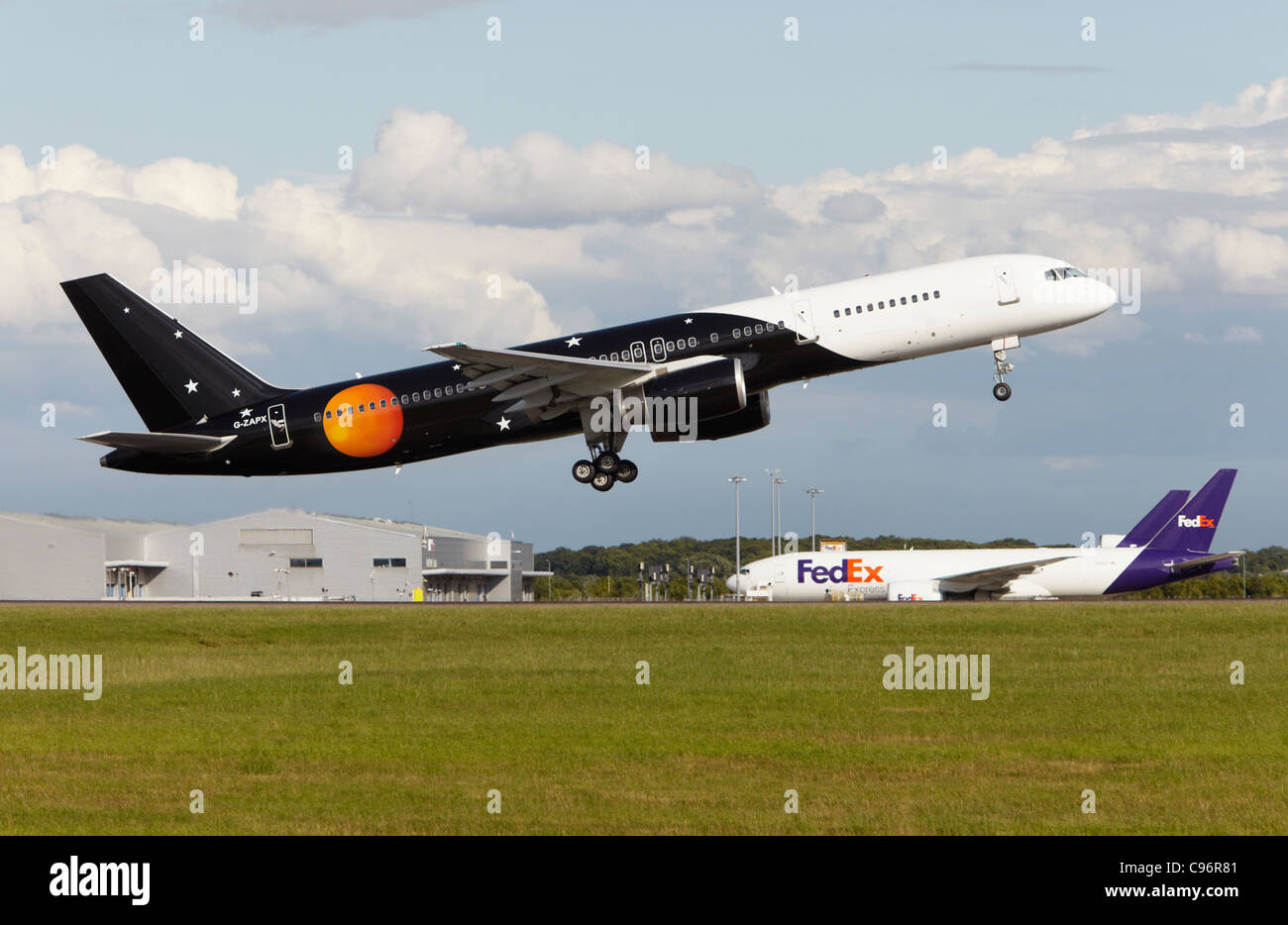 Boeing 757 200 cockpit hi-res stock photography and images - Alamy