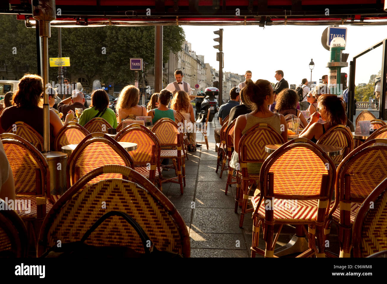 Paris a crowded cafe on the Place St Michel Stock Photo - Alamy