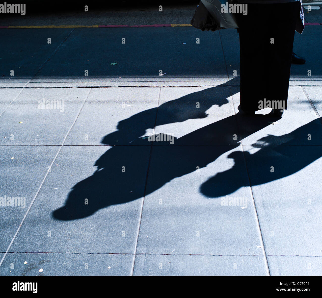 People waiting for the bus hi-res stock photography and images - Alamy