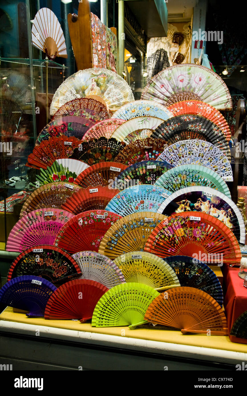 Window display of fan / gifts / gift / souvenir / souvenirs for sale ...