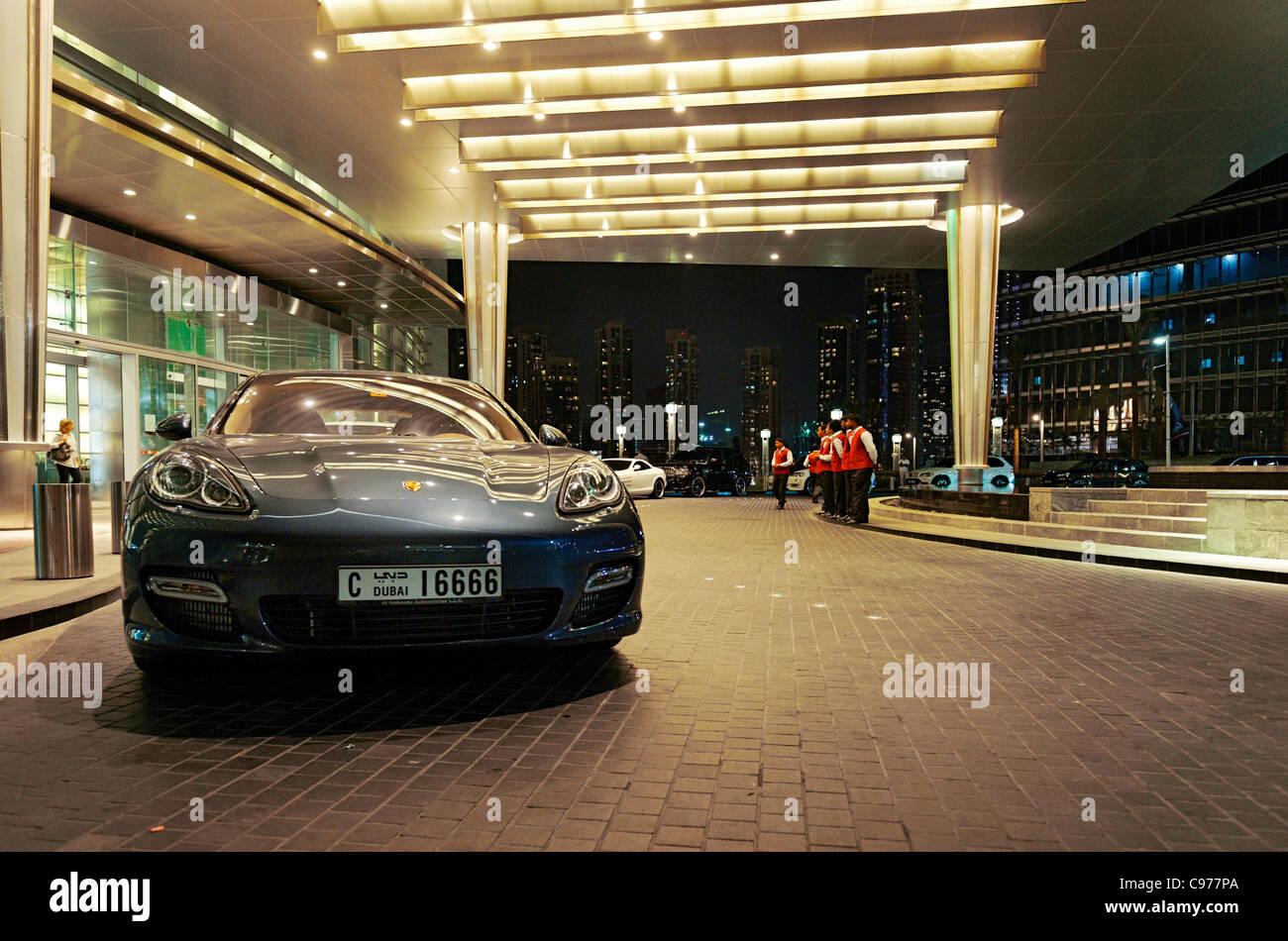 Valet parking area of dubai mall hi-res stock photography and images ...