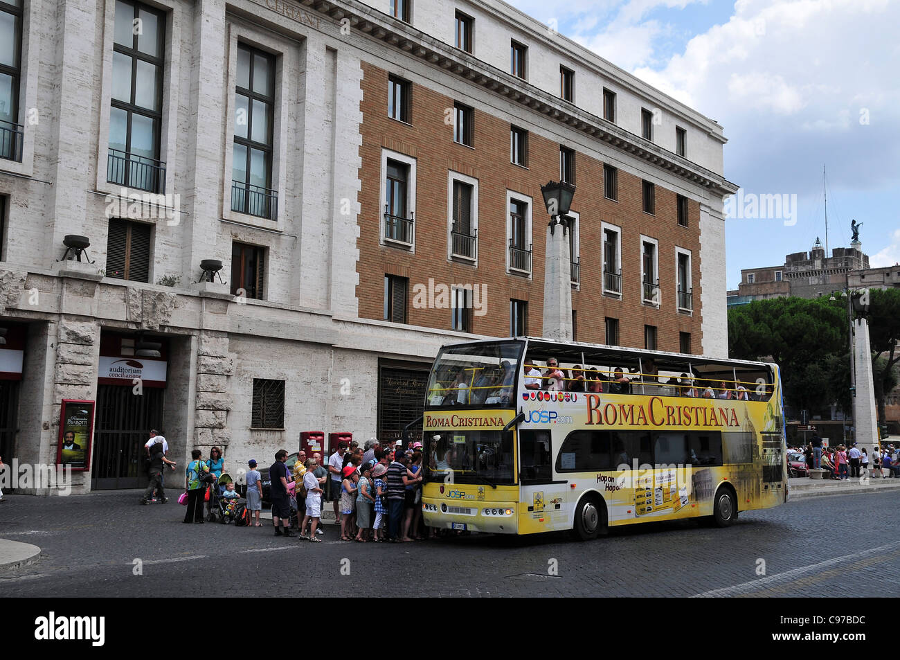 Sightseeing buses hi-res stock photography and images - Alamy