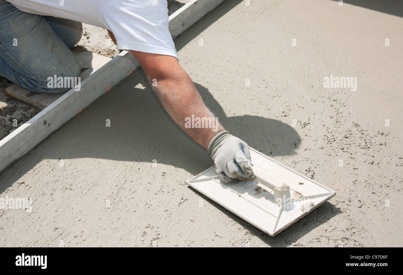 Mason building a screed coat cement Stock Photo - Alamy