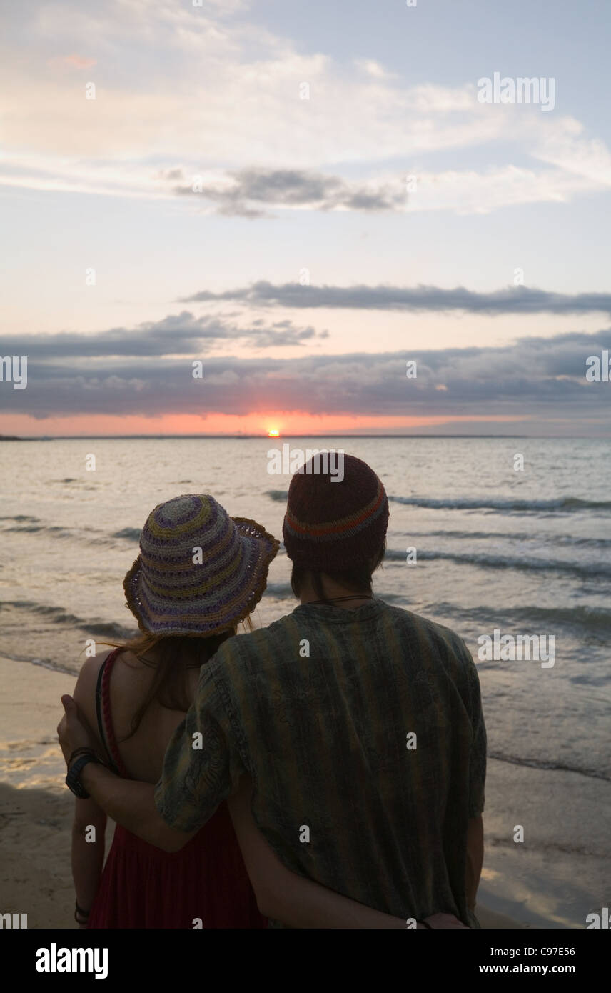 Couple watch sunset together hi-res stock photography and images - Alamy
