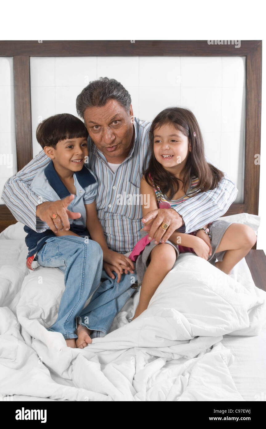 Old man with grand children hi-res stock photography and images - Alamy