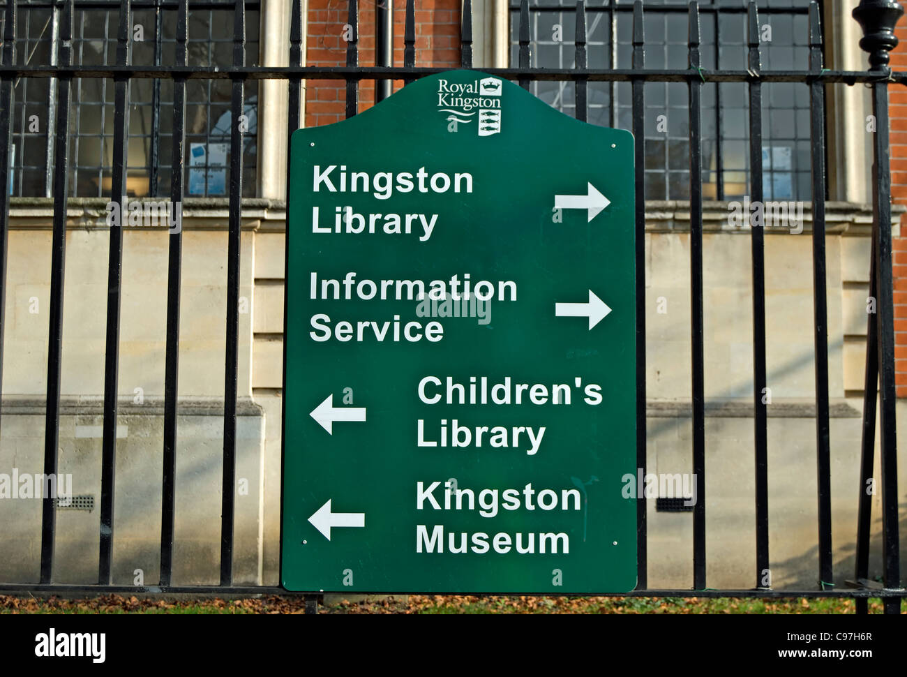 Library signage with arrow hi-res stock photography and images - Alamy