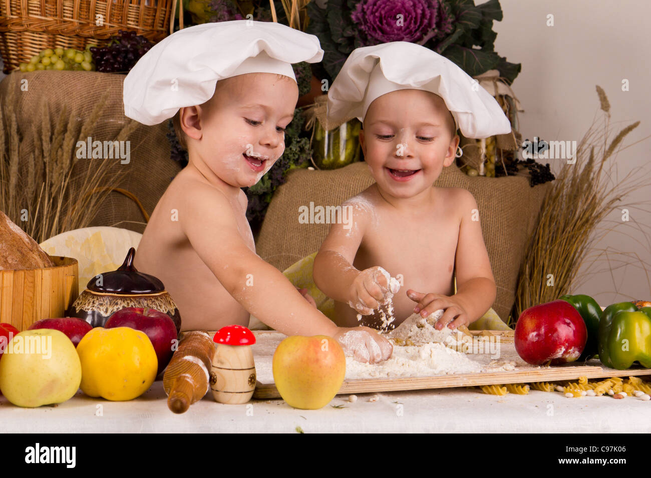 Cute kids cooking hi-res stock photography and images - Alamy