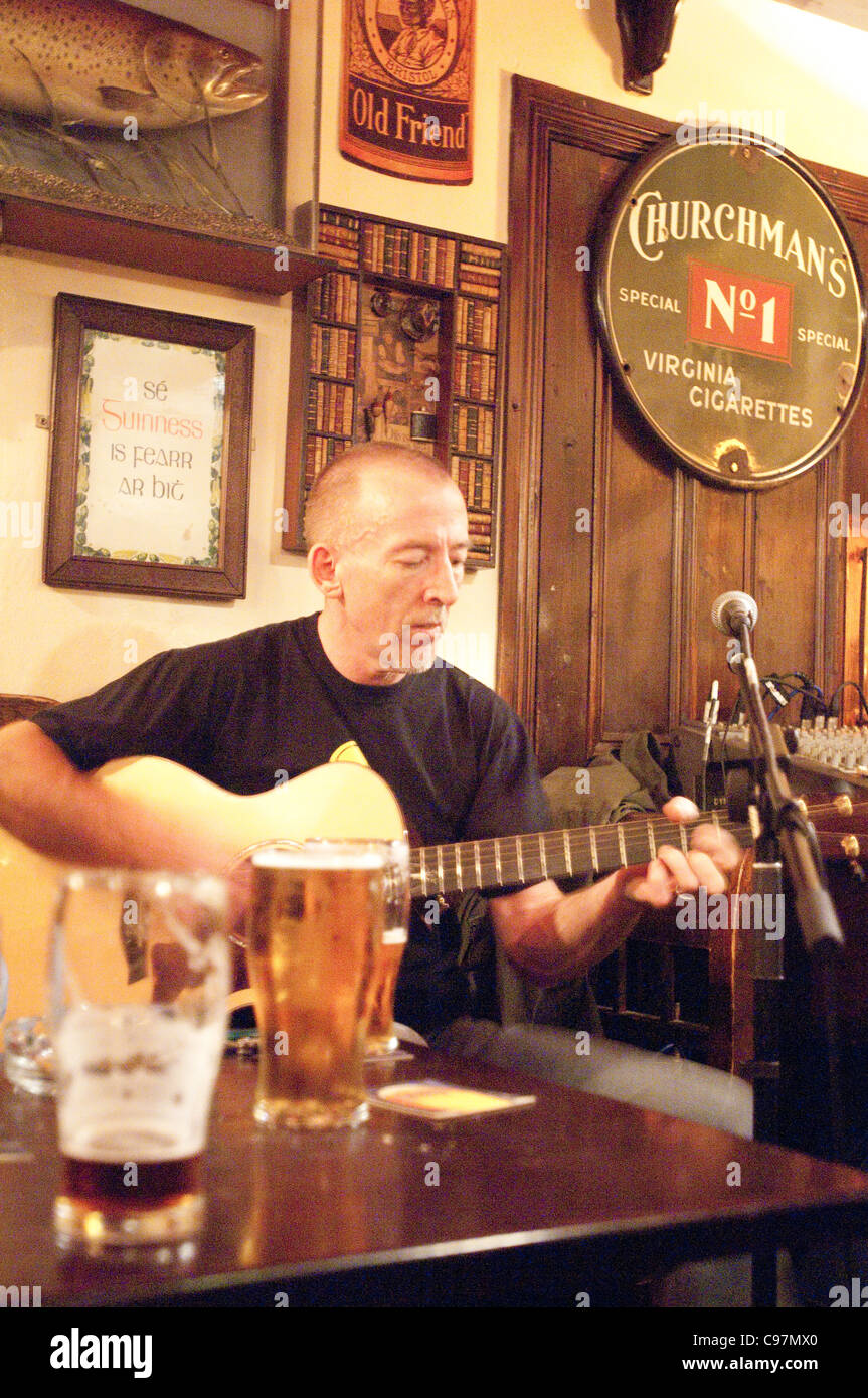 Man playing guitar pub hi-res stock photography and images - Alamy