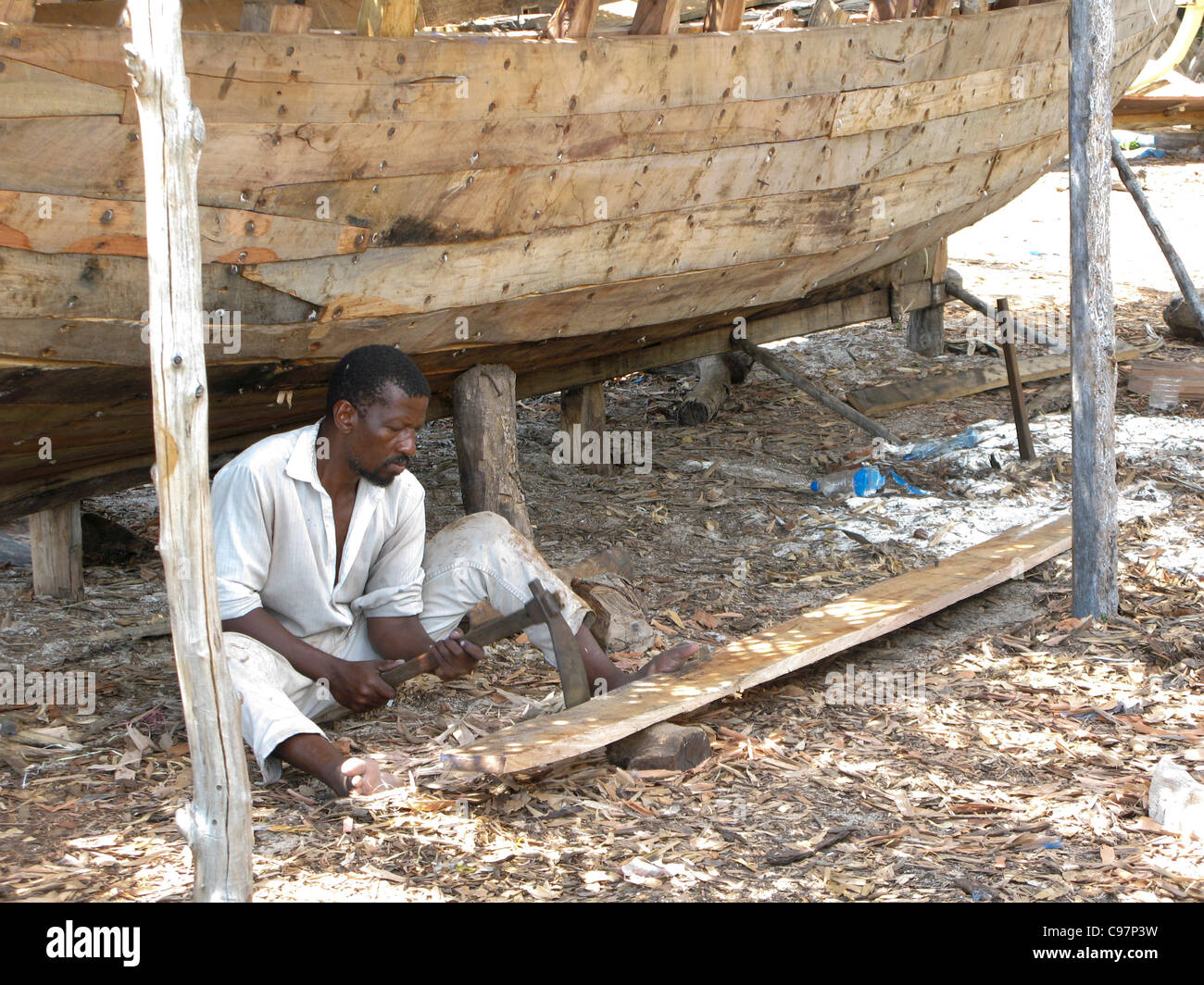 Traditional dhow building zanzibar tanzania hi-res stock photography ...