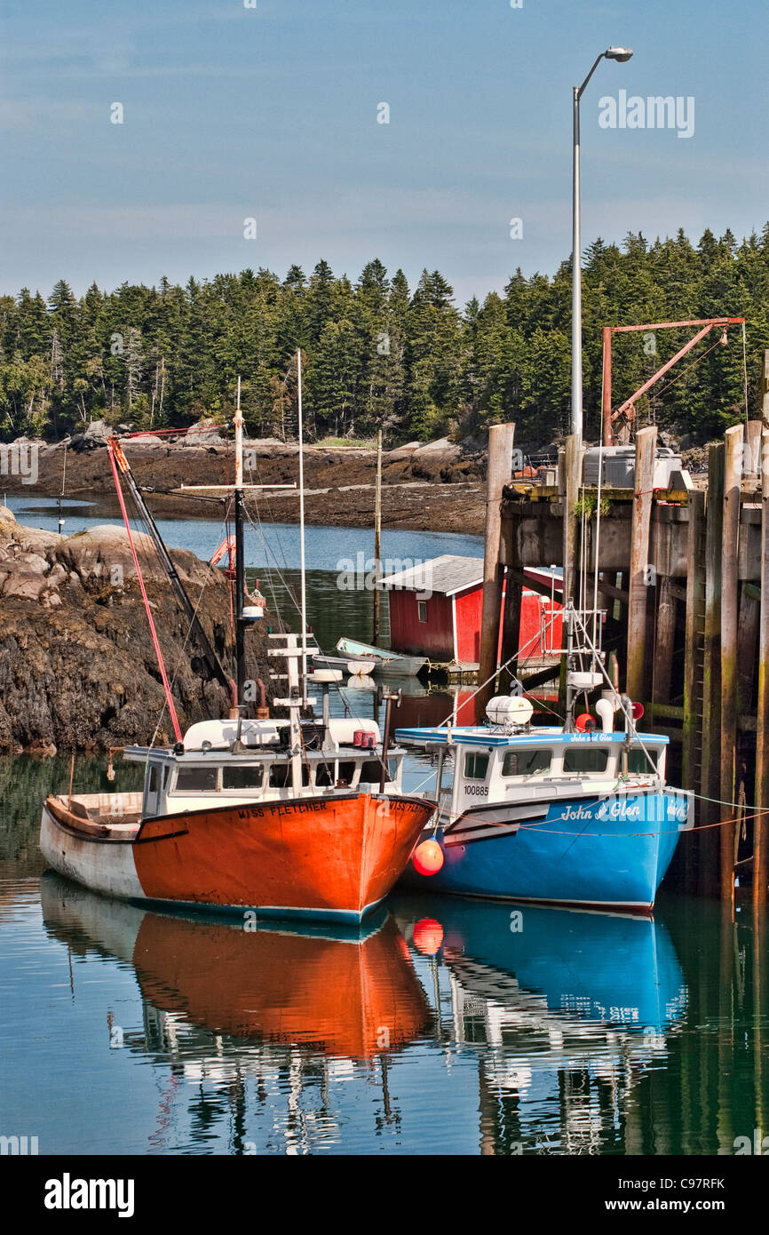Red and blue fishing boats tied up at the dock in Head Harbor Stock ...