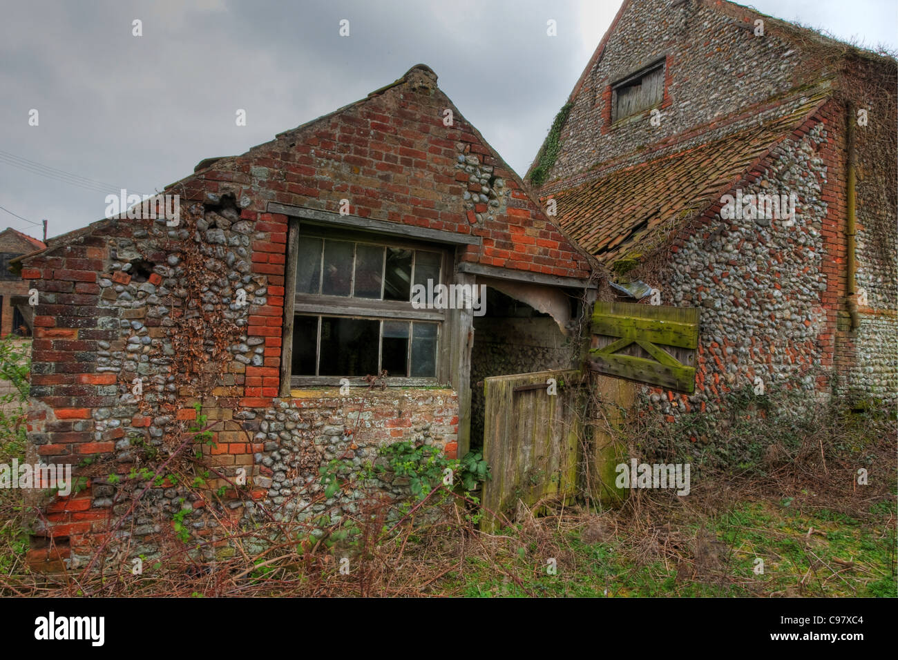 Old derelict farmhouse Stock Photo - Alamy