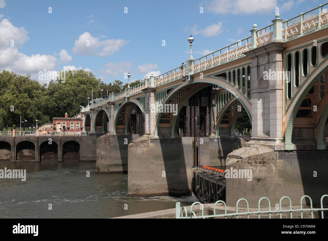 Richmond Lock and pedestrian footbridge, on the River Thames in ...