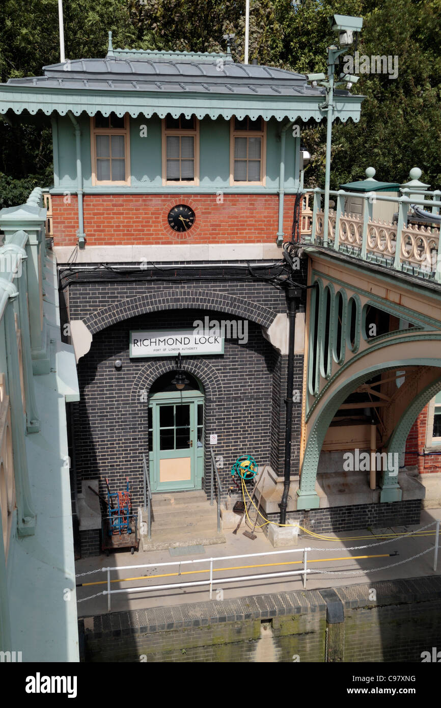Richmond lock and weir on thames hi-res stock photography and images ...