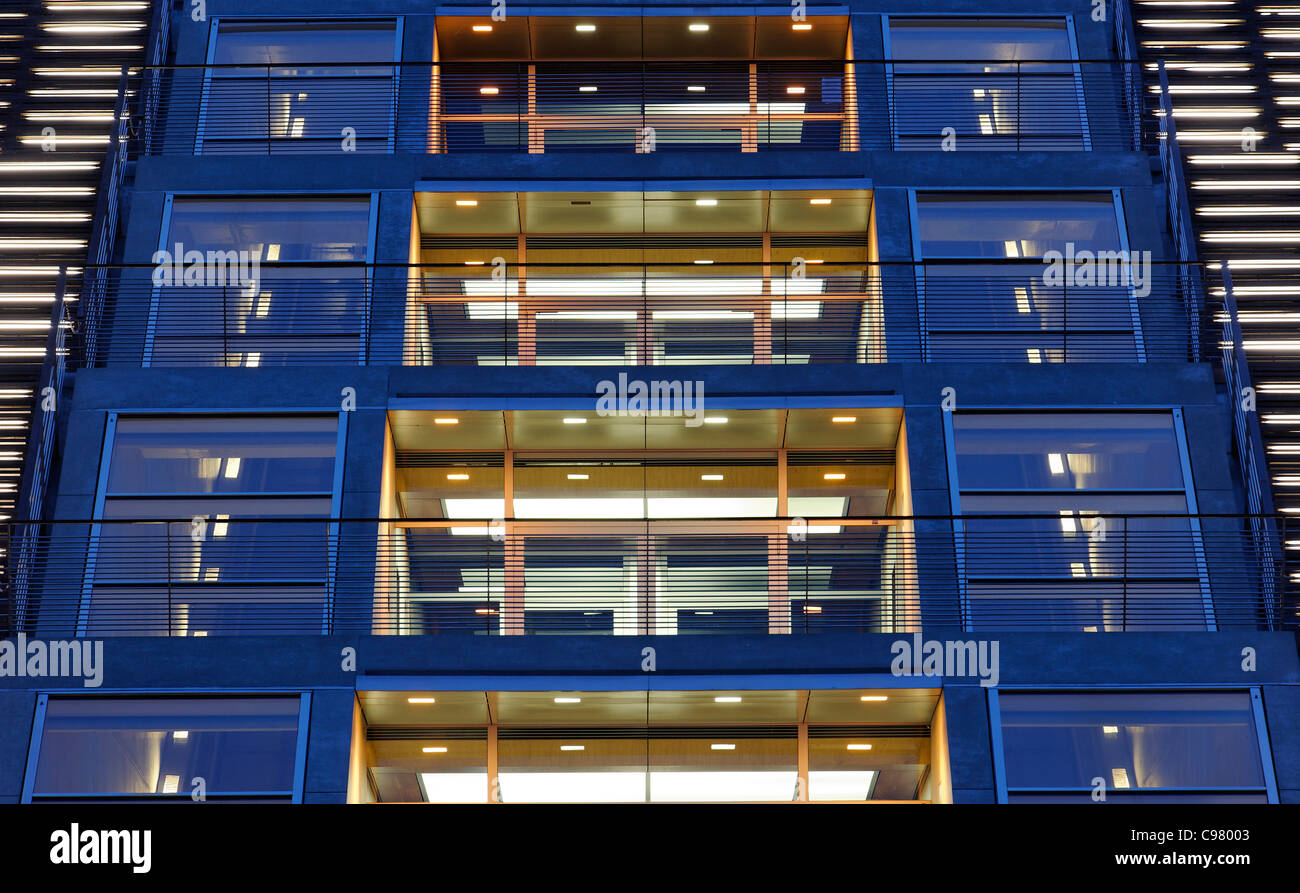 Dockland office building hi-res stock photography and images - Alamy