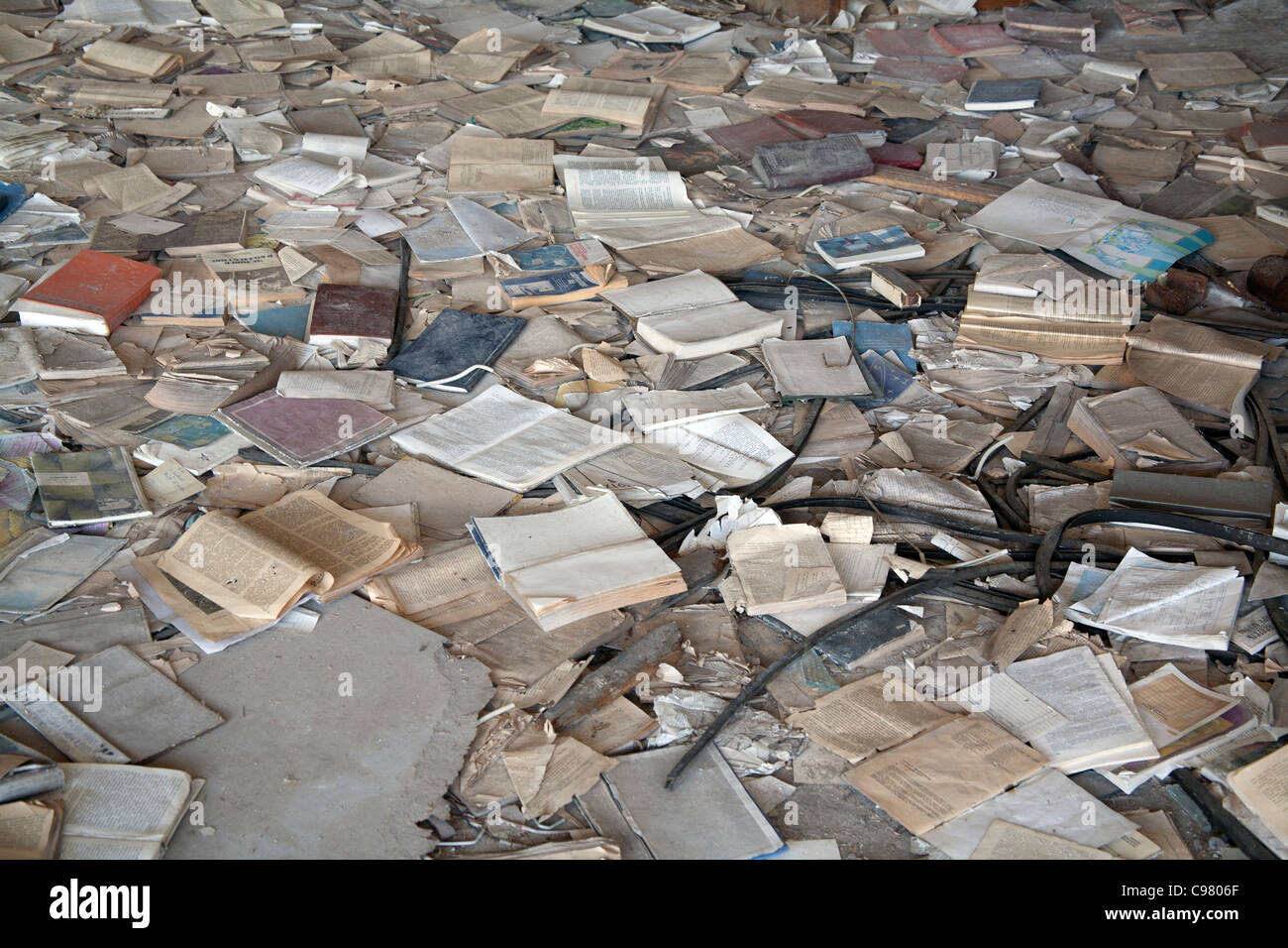 Books scattered hi-res stock photography and images - Alamy