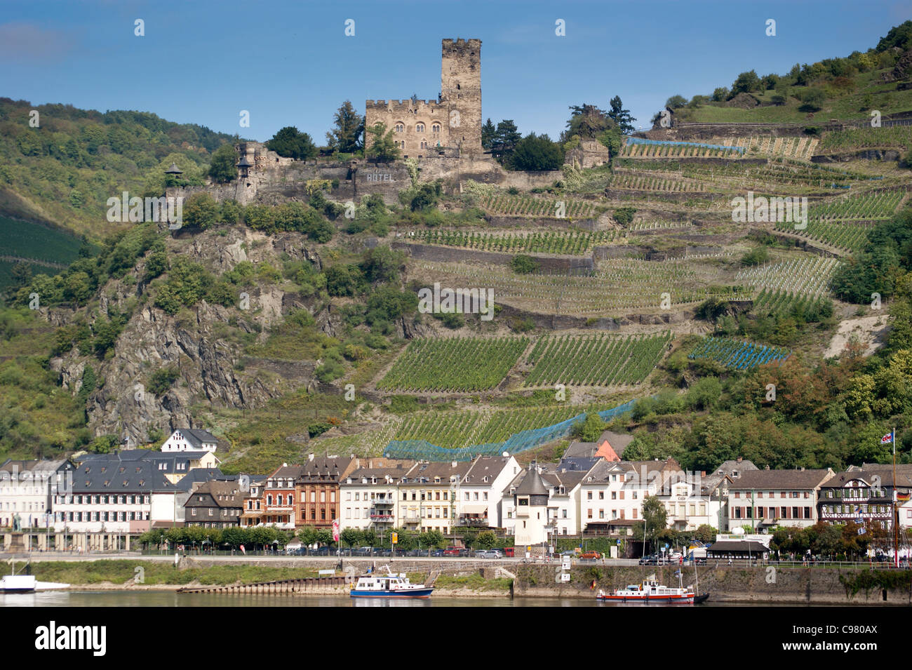 Burg Gutenfels castle above the town of Kaub on the River Rhine Stock ...