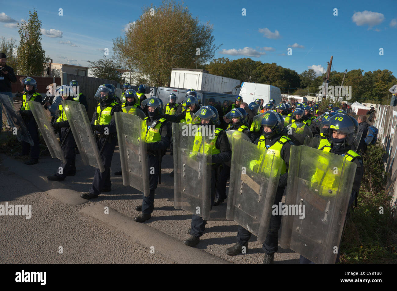 Police in riot gear and bailiffs move onto Dale Farm to evict residents ...