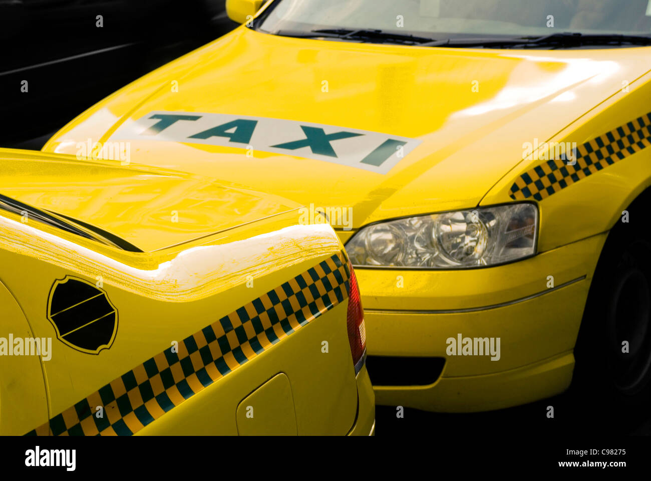 Pictures of cars, taxi, in a busy city Stock Photo - Alamy