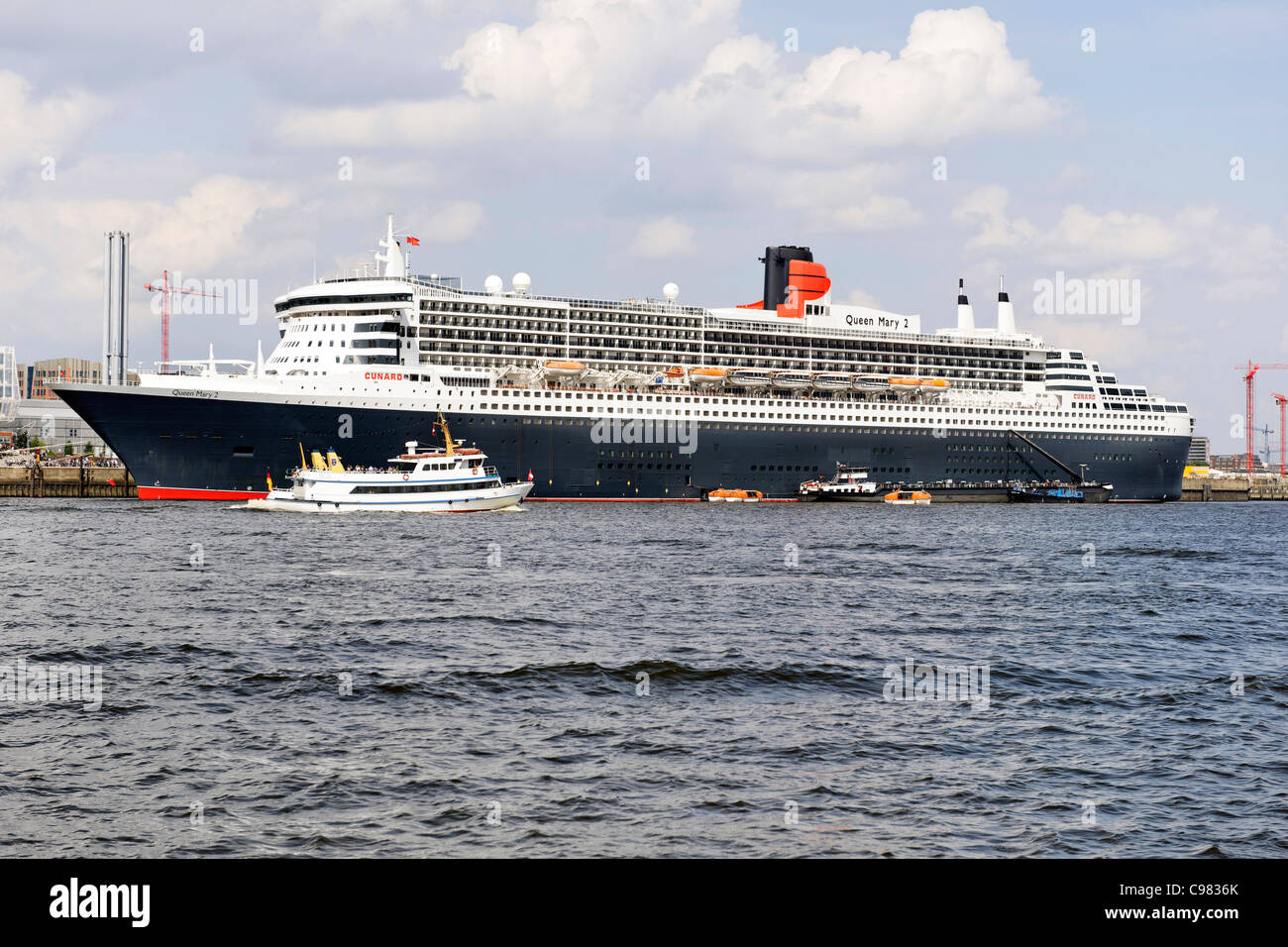 Queen mary 2 bridge hi-res stock photography and images - Alamy