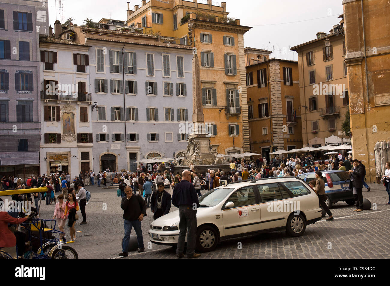 Crowd on Piazza della Rotonda in Rome Stock Photo - Alamy