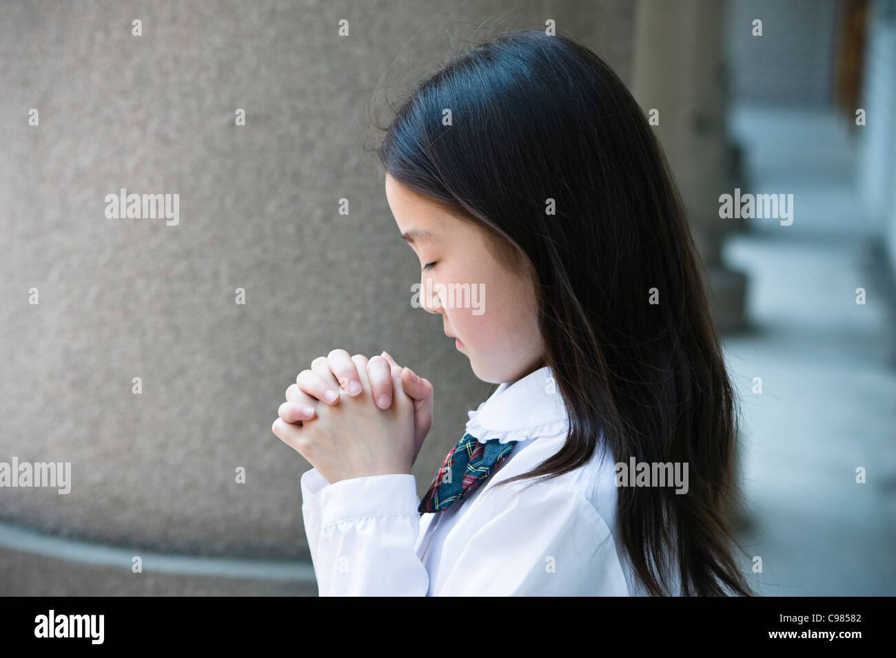 little girl praying Stock Photo - Alamy