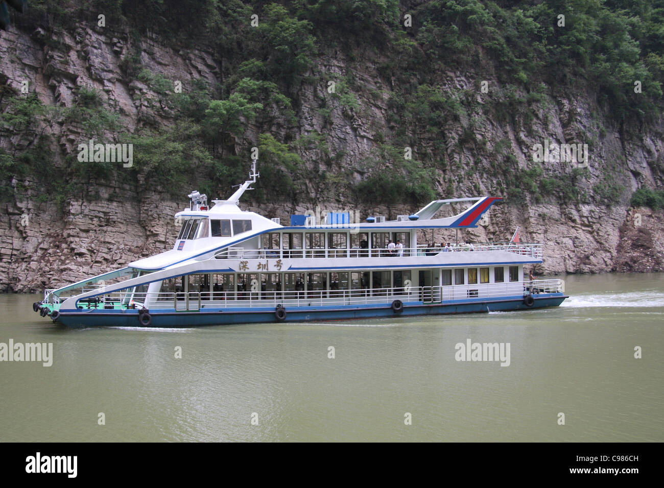 Tour boat, MIsty Gorge, Lesser Three Gorges, China Stock Photo - Alamy