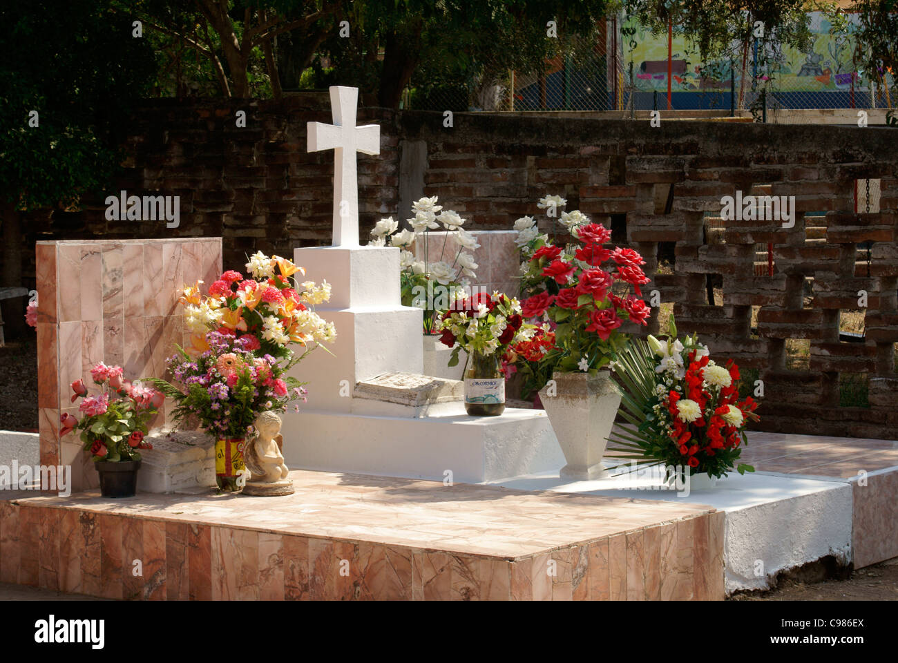Dia de muertos méxico decorated graves hi-res stock photography and ...