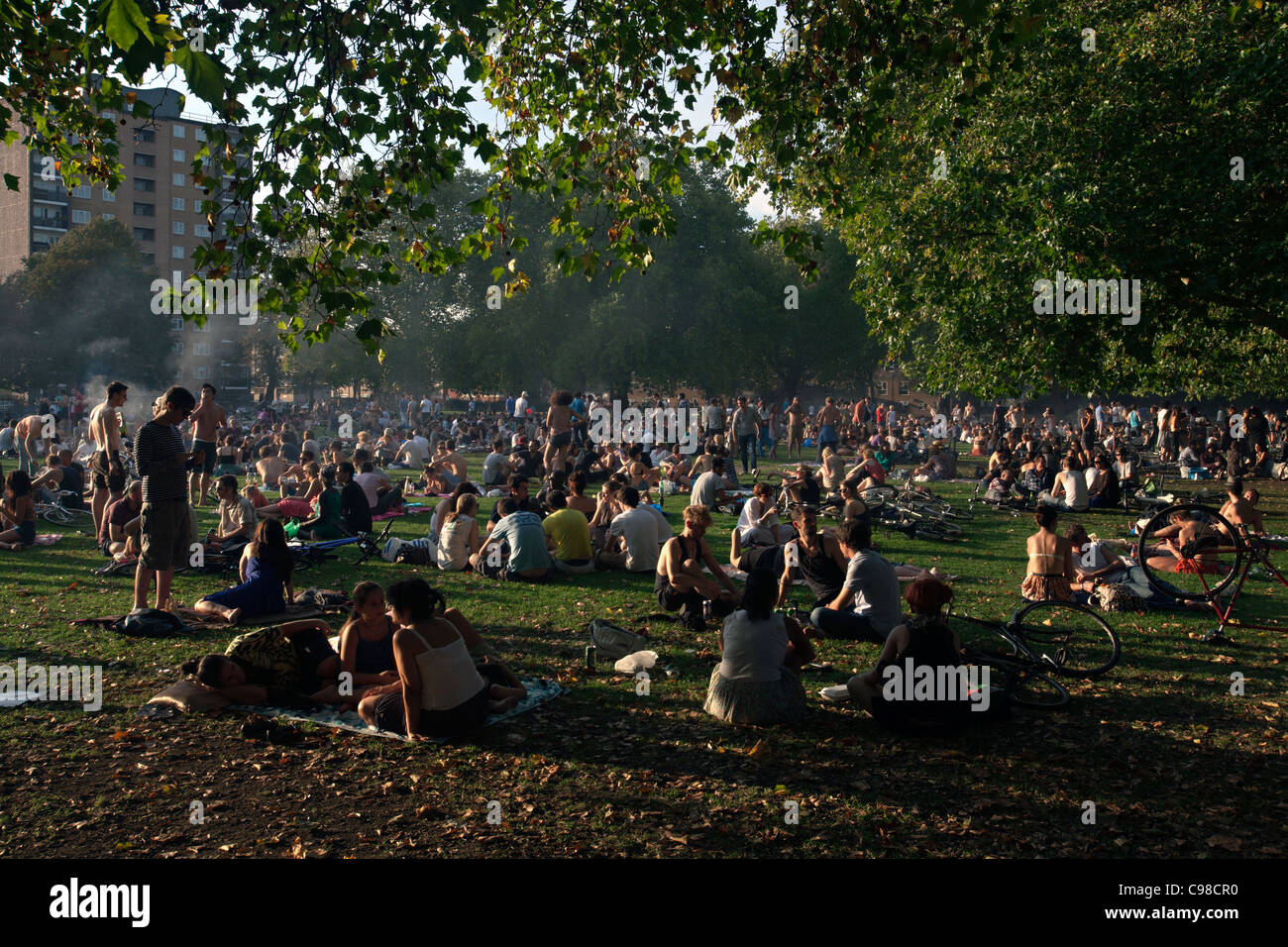 hipsters on london fields hackney london Stock Photo - Alamy