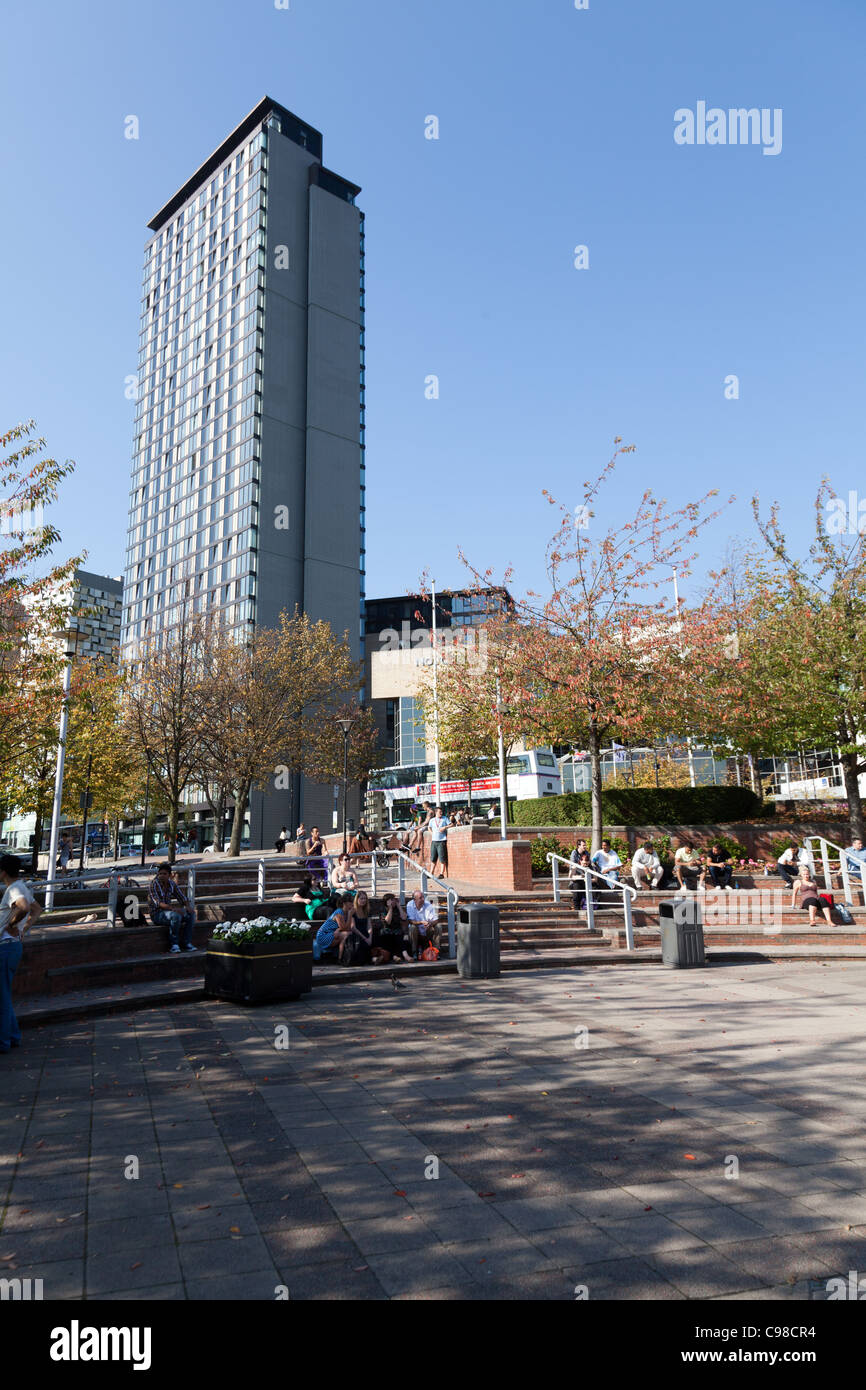 Students in the square outside Sheffield Hallam University Stock Photo ...