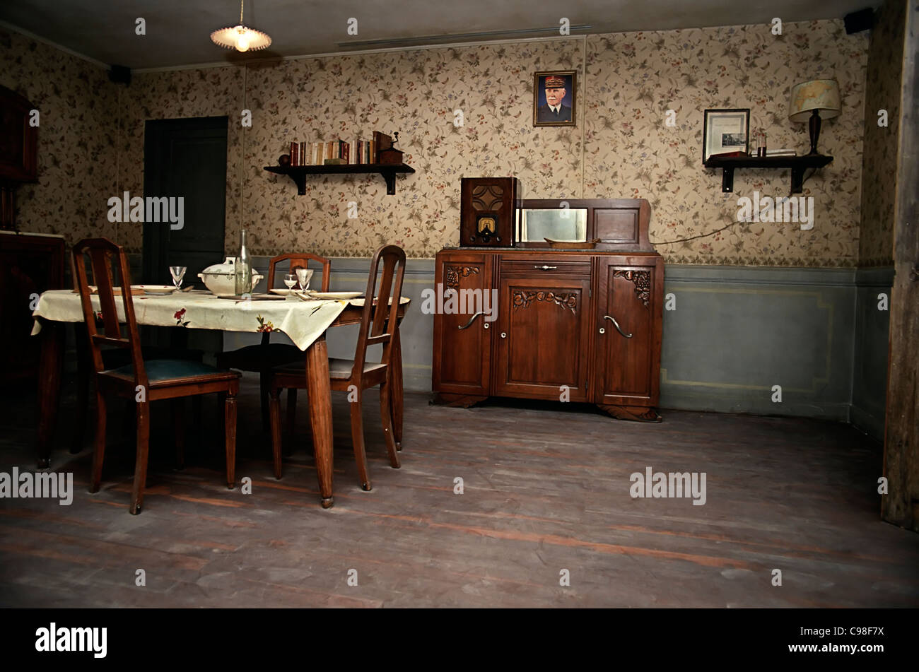 1940s style room hi-res stock photography and images - Alamy