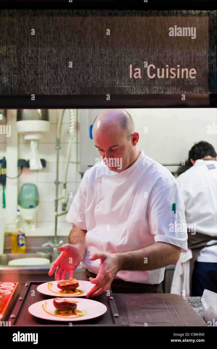 Chef Alexandre Bourdas in its kitchen, Restaurant Sa Qua Na 22, pl ...