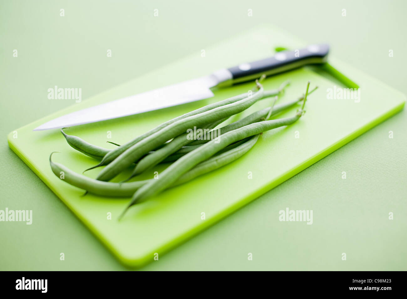 Green beans on chopping board Stock Photo - Alamy