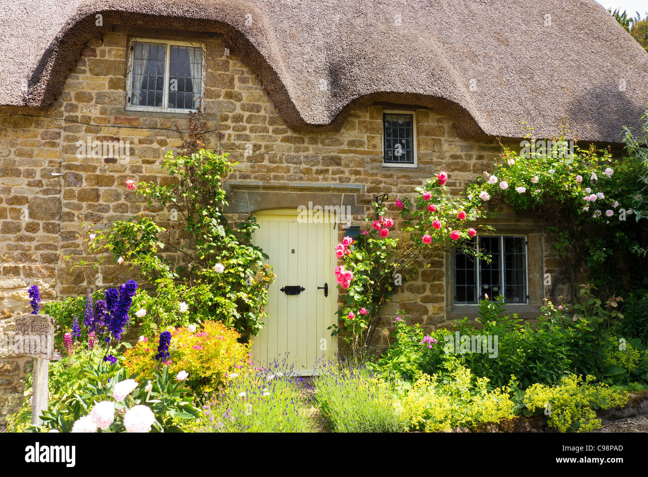 Beautiful thatched chocolate box cottage hi-res stock photography and ...