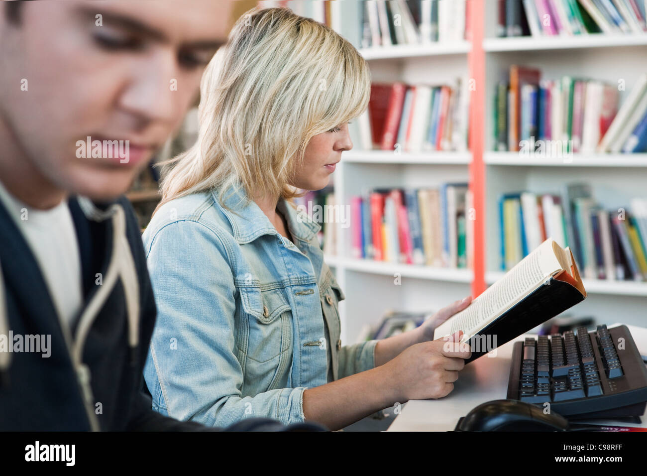 University students college library Stock Photo - Alamy