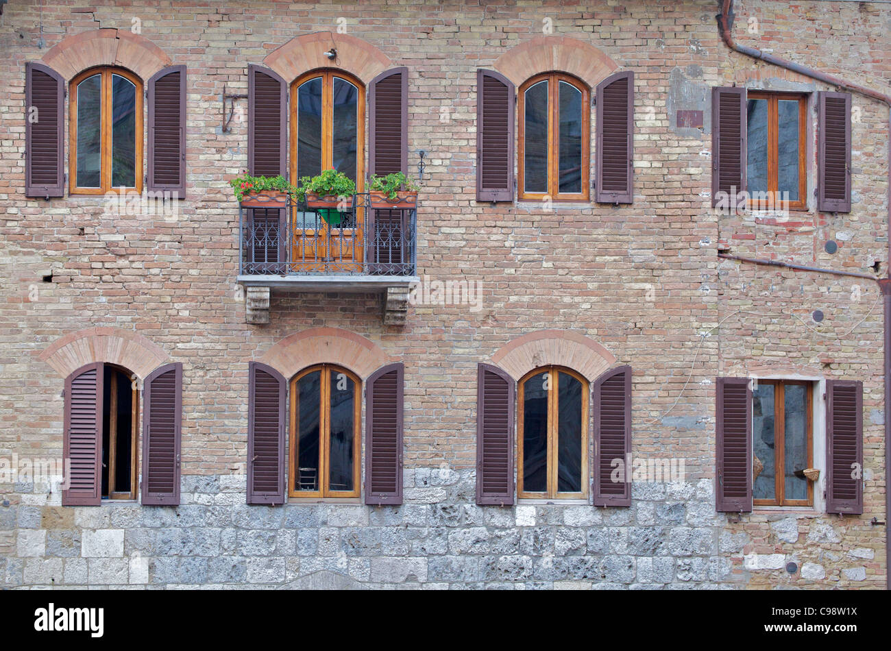 Building facade windows flowers hi-res stock photography and images - Alamy