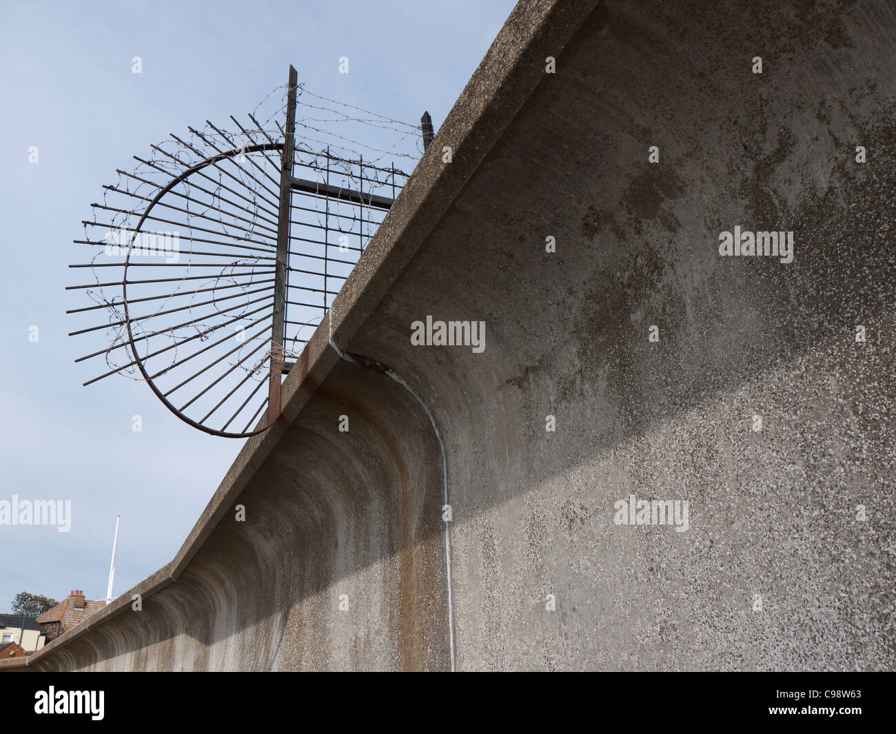 Concrete wall barbed wire hi-res stock photography and images - Alamy