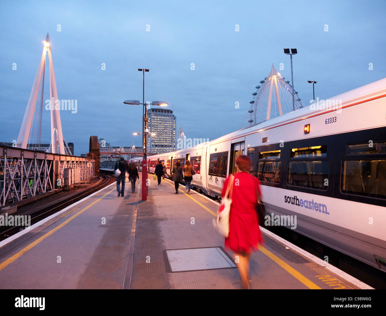 female commuter walking for train london charing cross Stock Photo - Alamy