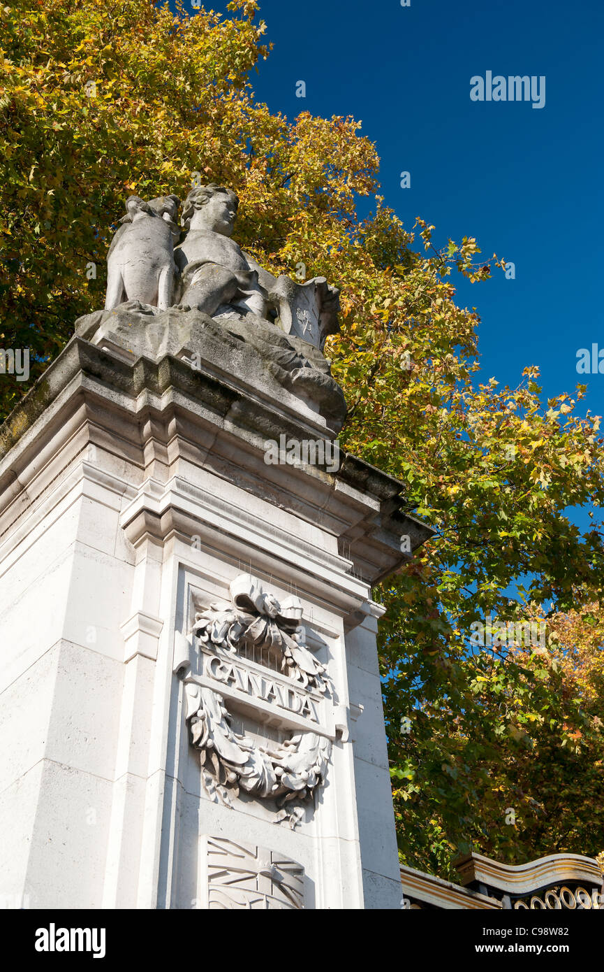 Canada Gate Entrance to London's Green Park Stock Photo - Alamy