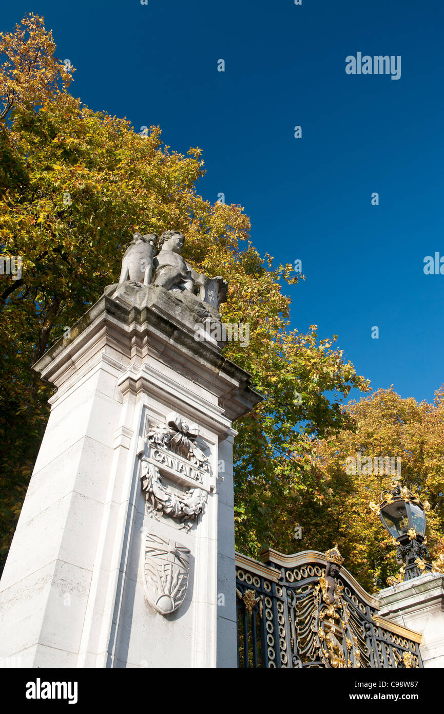 Canada Gate Entrance to London's Green Park Stock Photo - Alamy