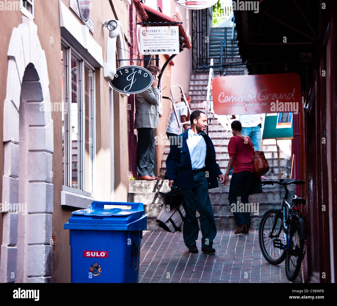 Dark alley woman man hi-res stock photography and images - Alamy