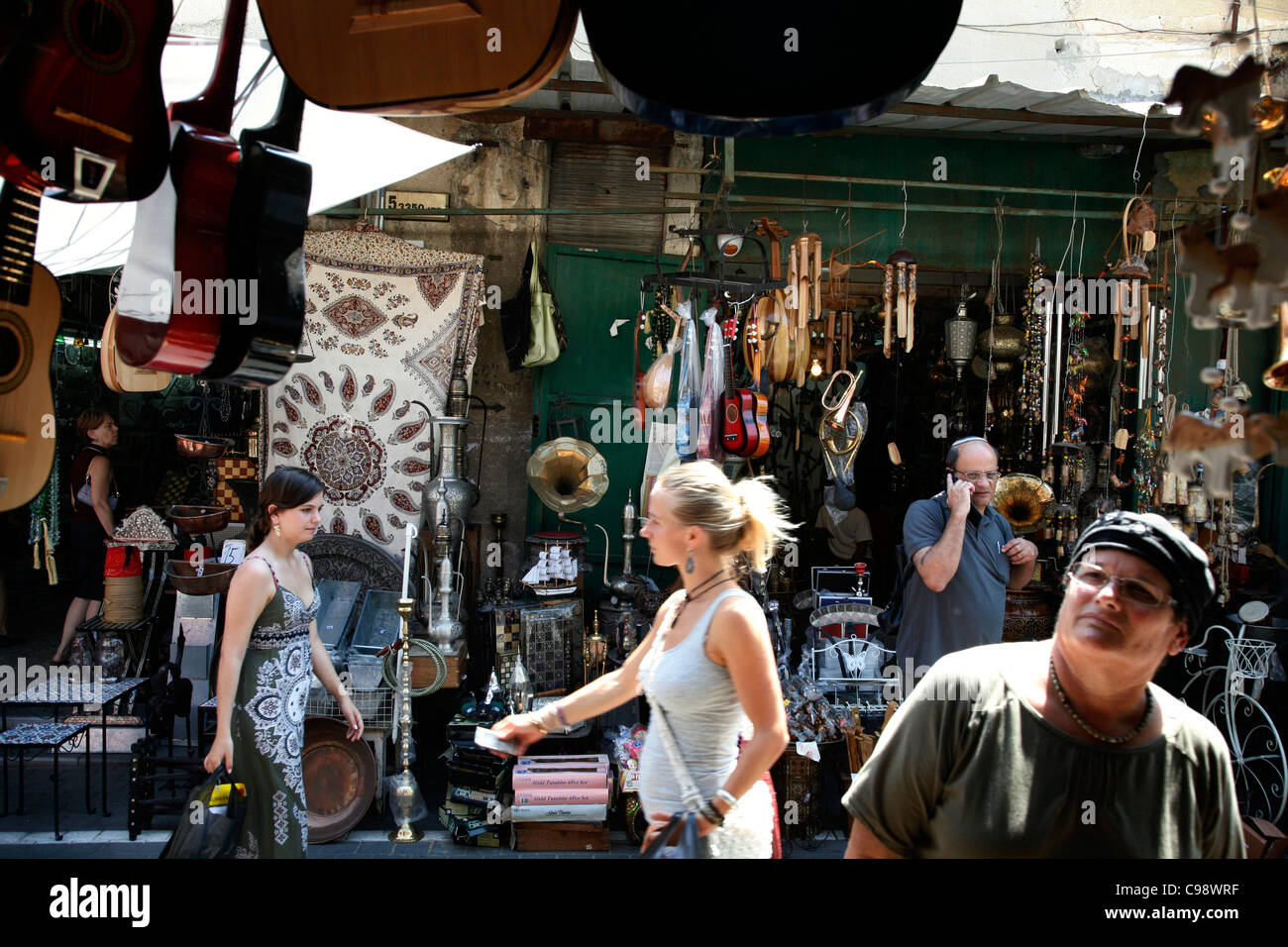 City flea market hi-res stock photography and images - Alamy