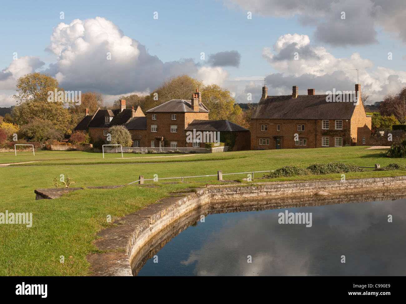 Village duck pond warwickshire hi-res stock photography and images - Alamy