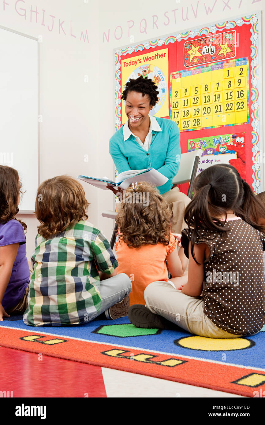 Teacher reading to children Stock Photo - Alamy